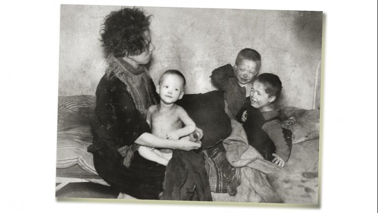 Moeder met kinderen in de hongerwinter - 75 Jaar Vrijheid